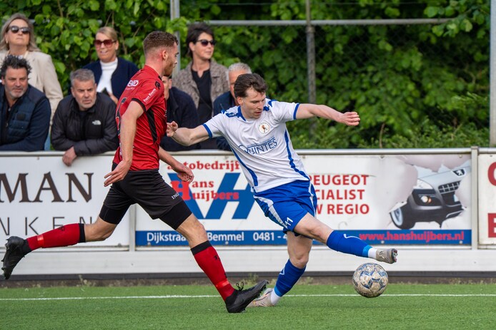 Jordi schiet wéér raak vanaf eigen helft: ‘Welbewust, maar de wind ...