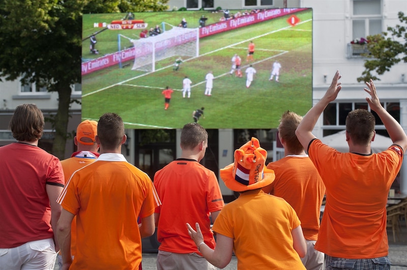 Hup Holland! Hier in Arnhem kijk je het WK voetbal gratis buiten op ...