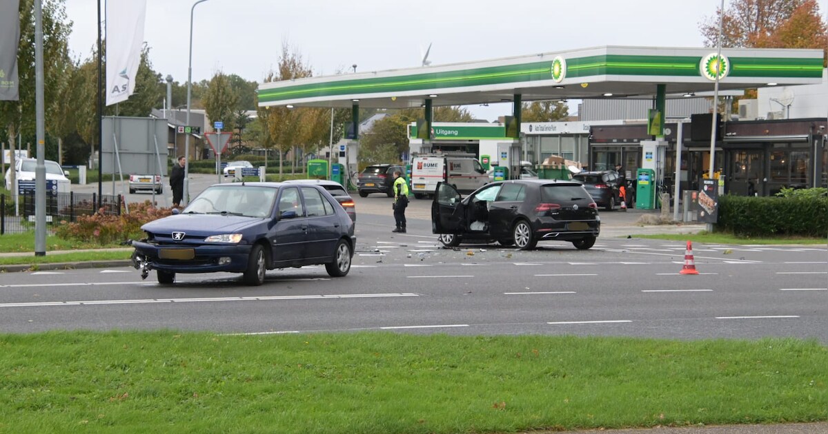 Auto's knallen op elkaar op kruising bij tankstation | Westervoort | De Gelderlander.nl