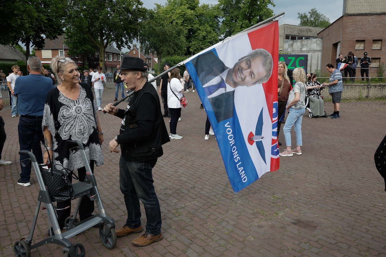 Geert Wilders spreekt deelnemers vreedzaam verlopen asielprotest toe in ...