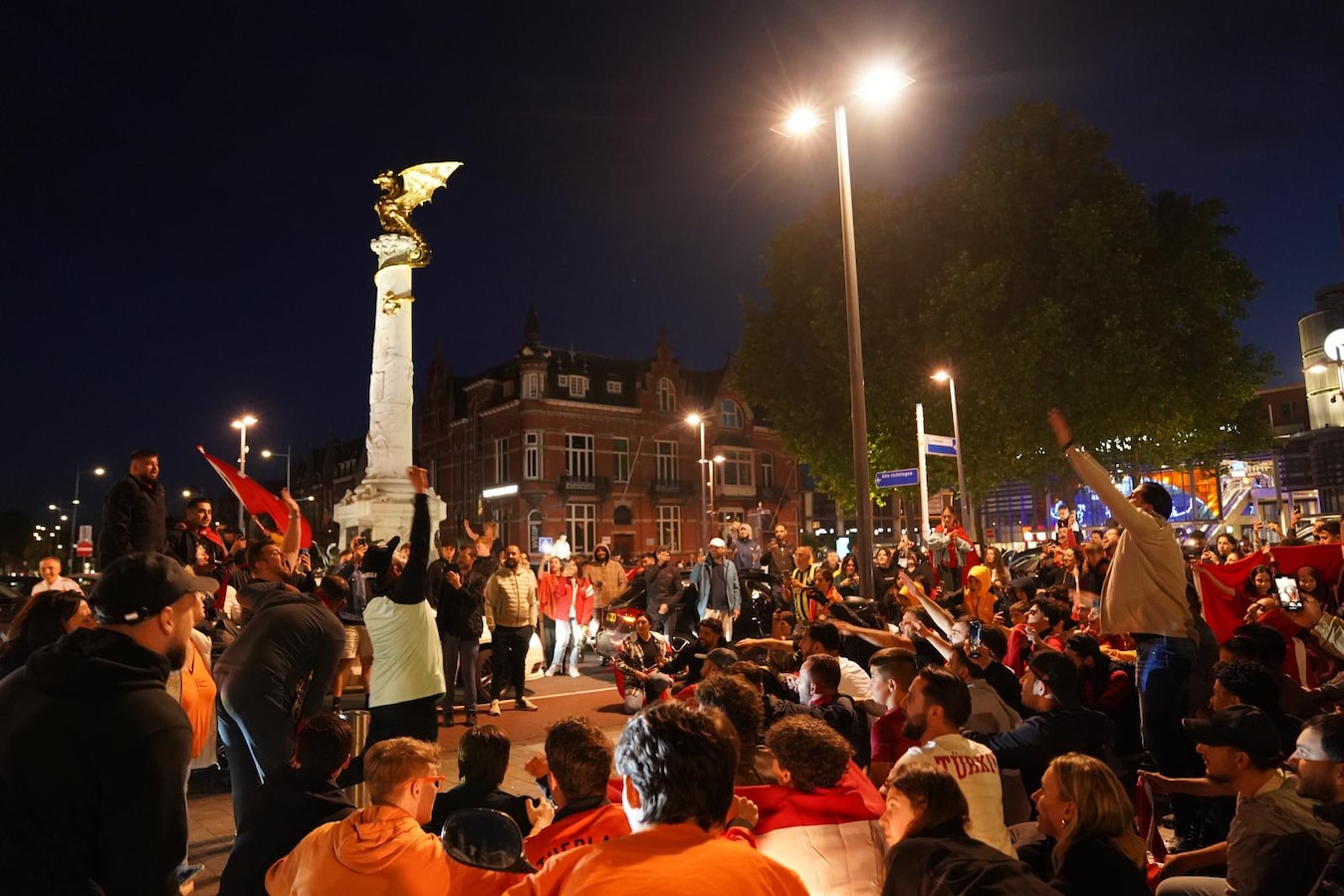 Toeteren, vlaggen, fakkels, vuurwerk: Turkse fans helemaal uit hun dak ...