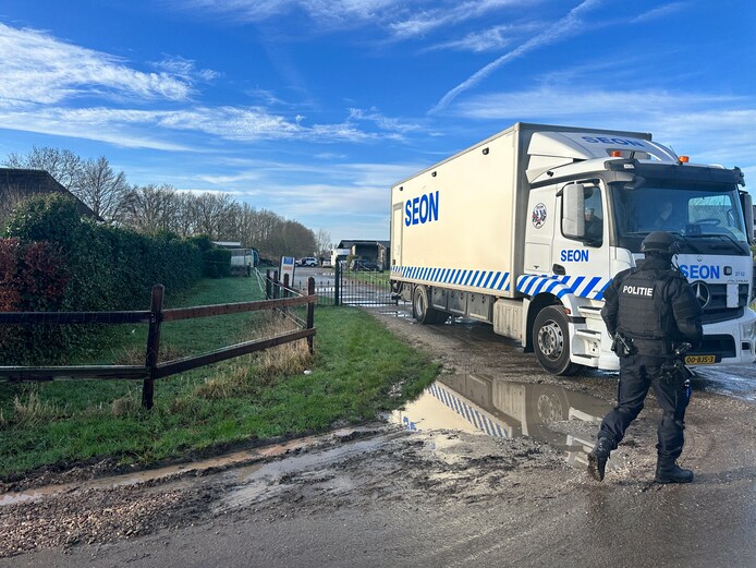 Zwaarbewapende agenten bewaken Betuws drugslab, gespecialiseerd bedrijf ...