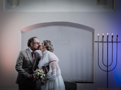 Schroevendraaier brengt Oekraïense Liliia bij Hanno, kus in het bos ...