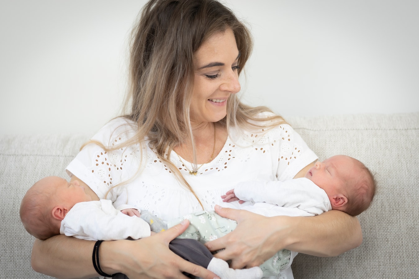 Als bij de echo opnieuw twee hartjes kloppen, zitten Odilia en Jacob te ...