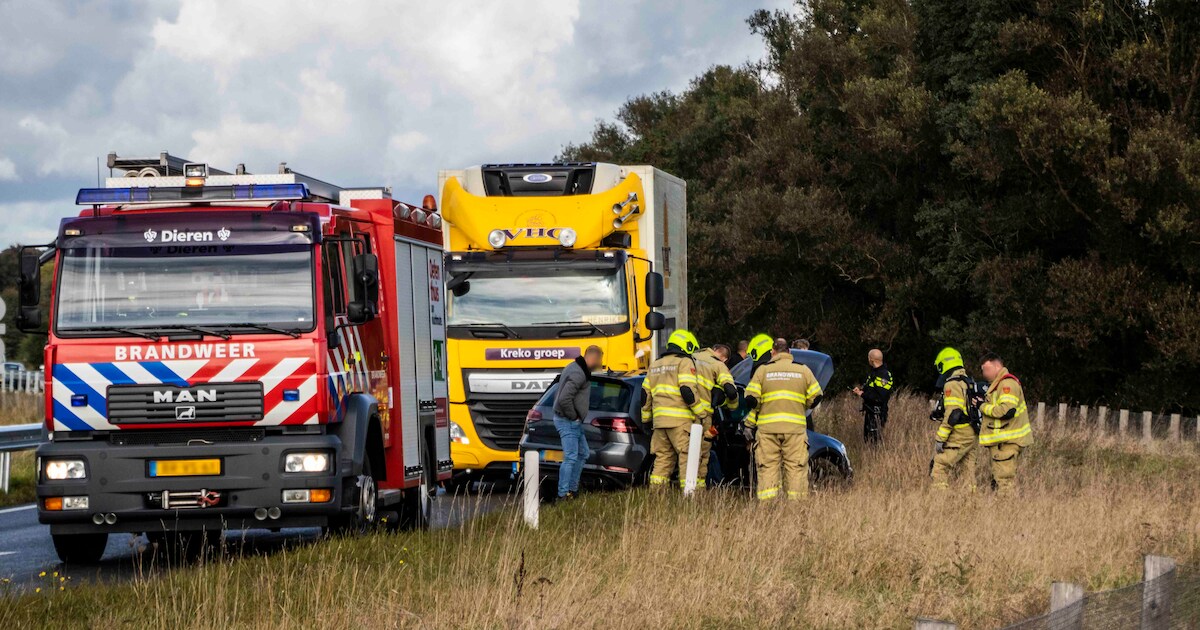 Vrachtwagen duwt personenauto in berm op A348 bij Ellecom; één gewonde ...