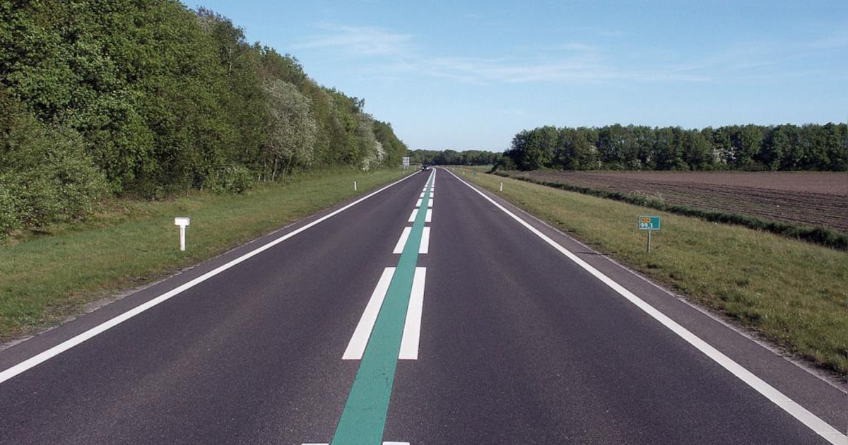 Mag je bij een doorgetrokken paarse of groene streep op de weg inhalen ...