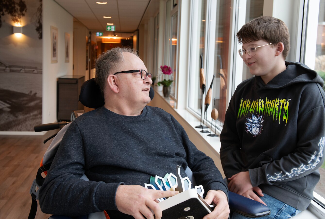Marijn (14) doet spelletjes en kletst met ouderen met dementie: ‘Hij is ...