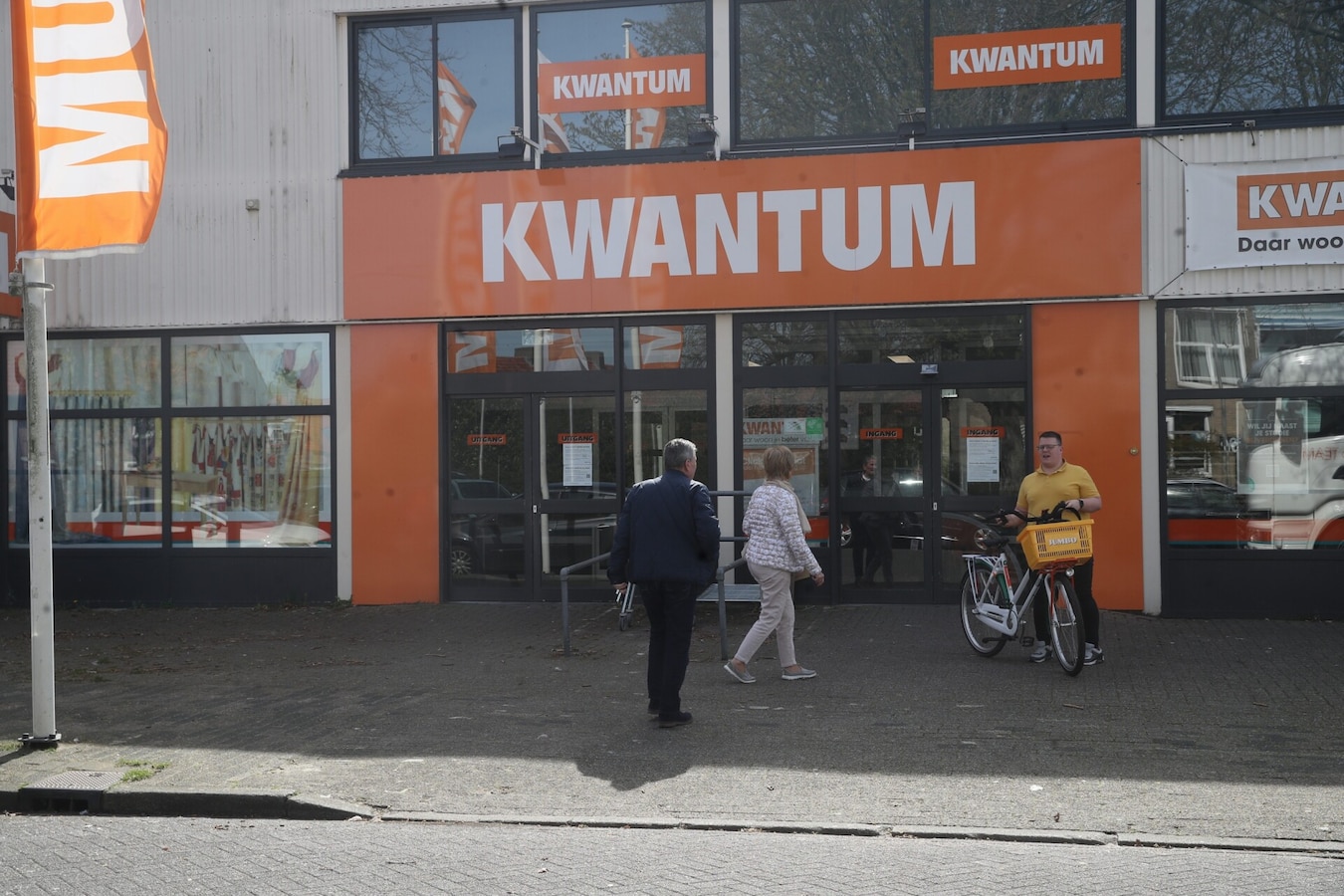 Gebrek aan handjes houdt deur Kwantum Eindhoven op slot: influencers ...
