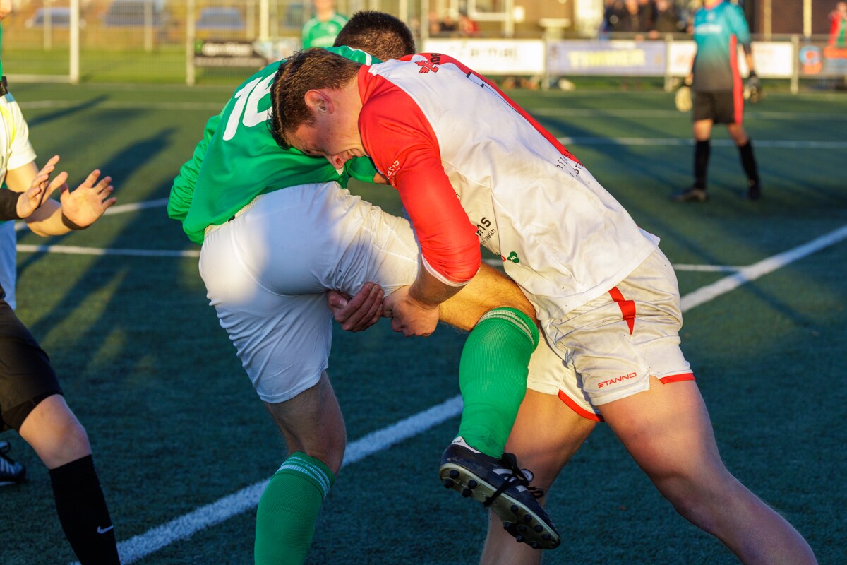 Sjoerd Veldhorst van SVHA zorgt voor vuurwerk tegen SDOO in derby met groene rook en rode ...