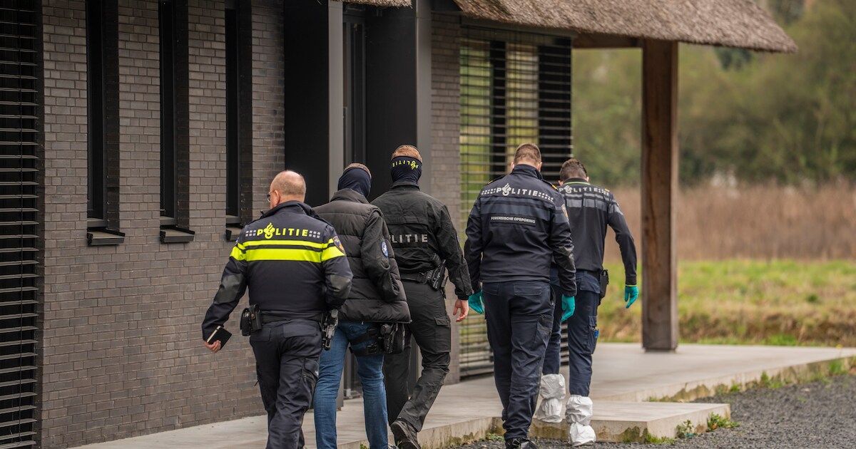 Geschoten op voordeur en raam in normaal zo rustige straat: ‘Ik dacht ...