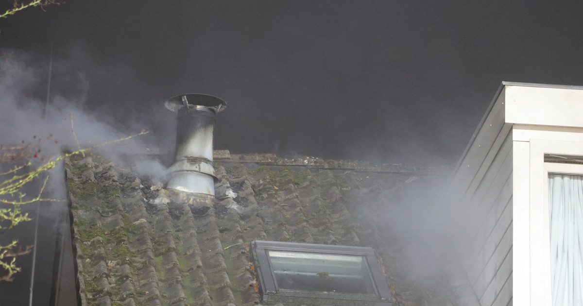 Rook uit dak van woning door brand aan de Hofstede in Veenendaal ...