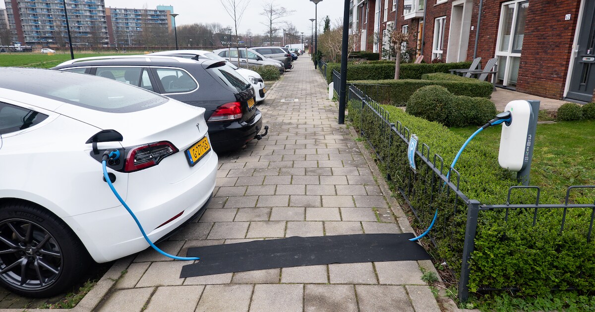 Laadkabel mag op de stoep liggen, als mensen er maar niet over ...