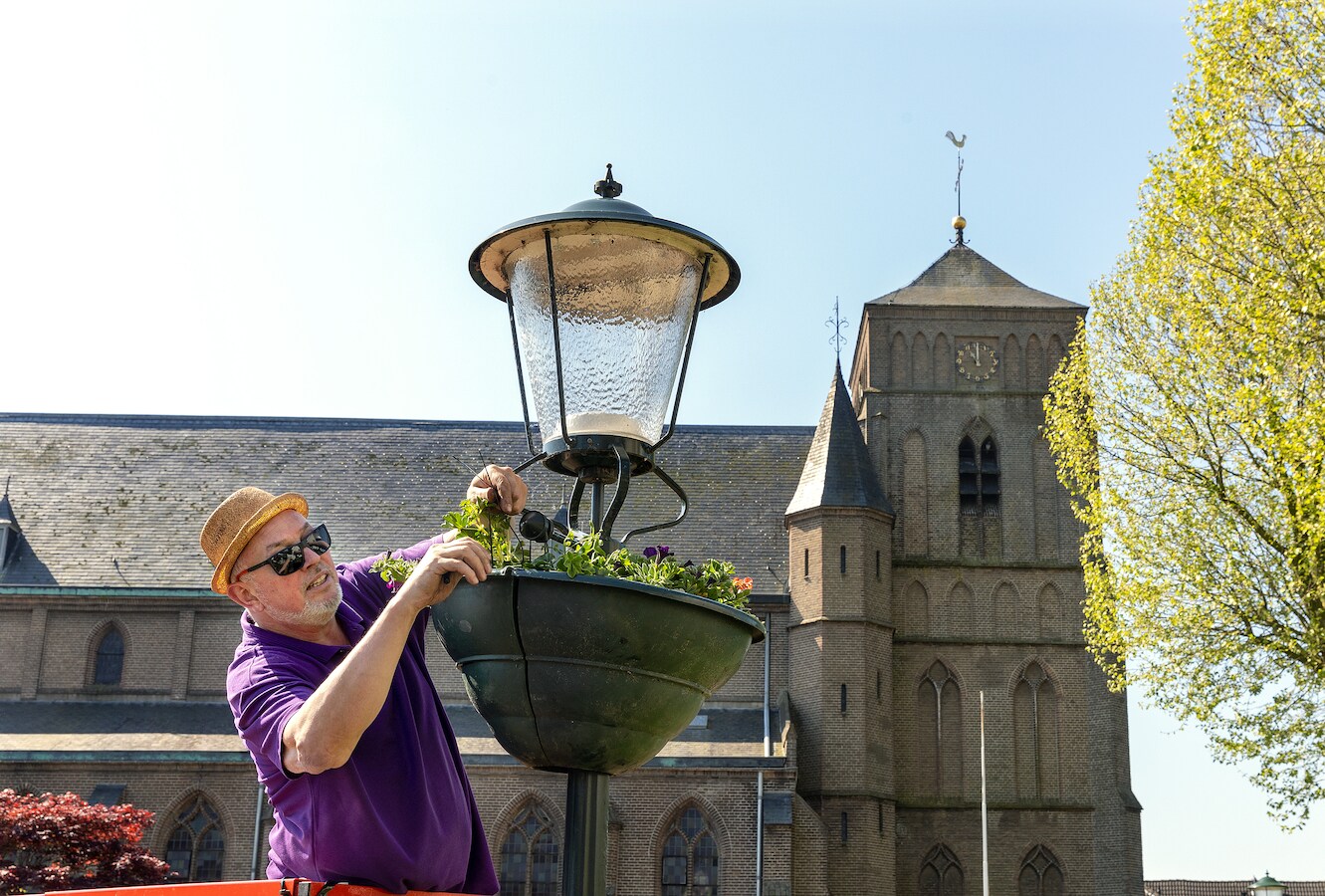 Pannerden zet de bloemetjes buiten in de dorpskern | Foto | gelderlander.nl