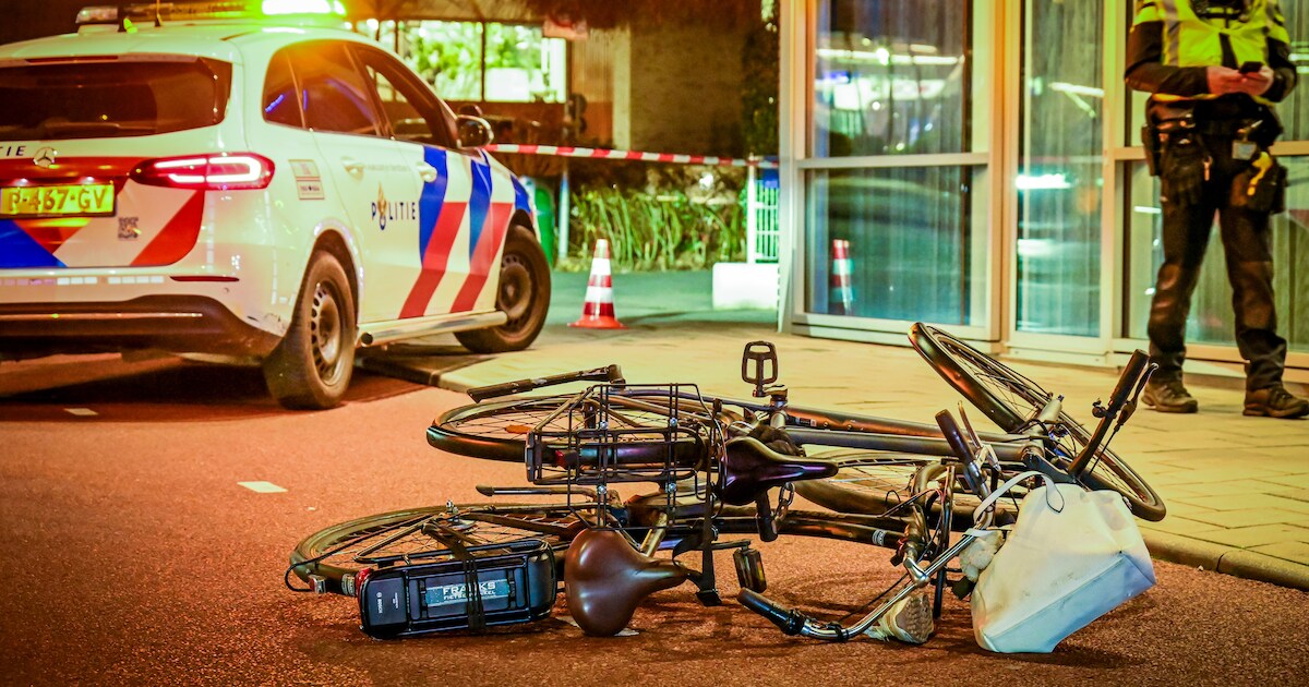 Twee fietsers hard ten val op de Amsterdamseweg in Arnhem ...