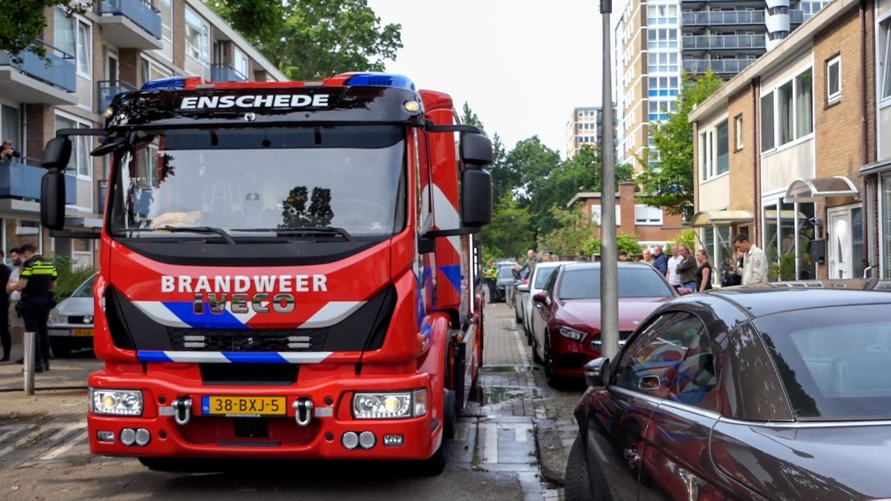 Woning loopt forse schade op door brand in Enschede | Foto ...