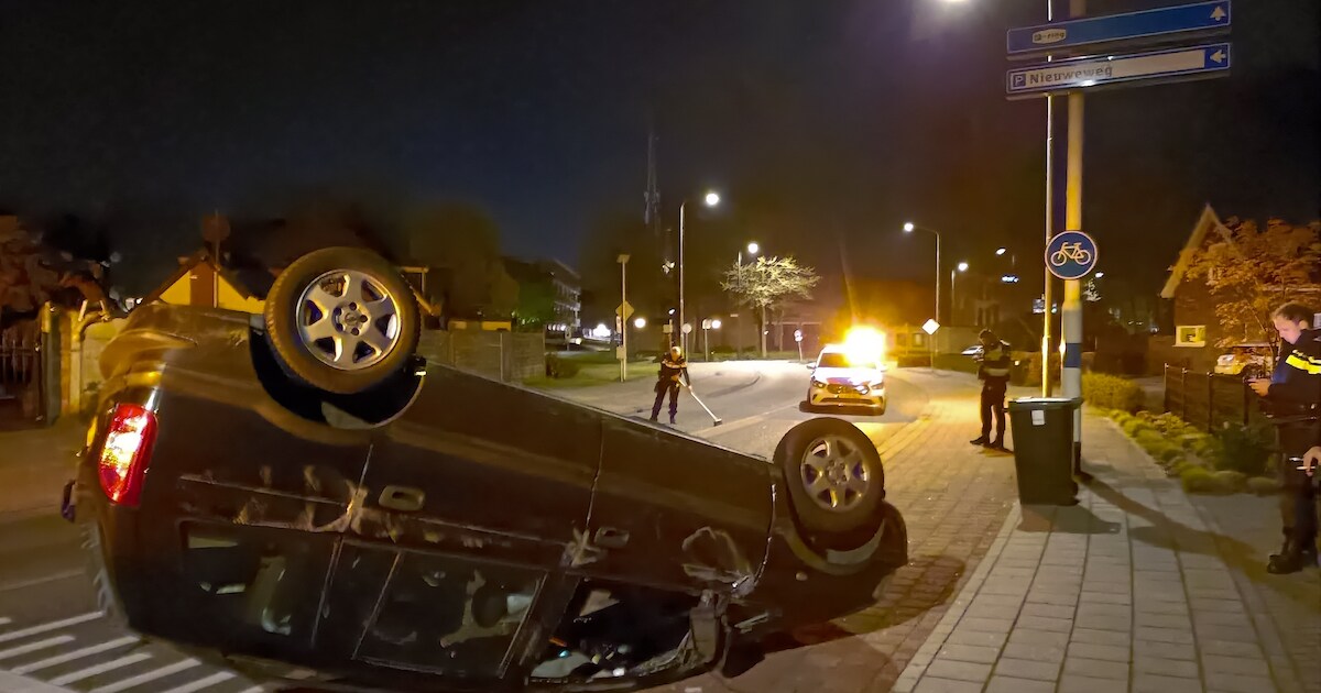 Auto raakt middengeleider en belandt op de kop in Doetinchem ...
