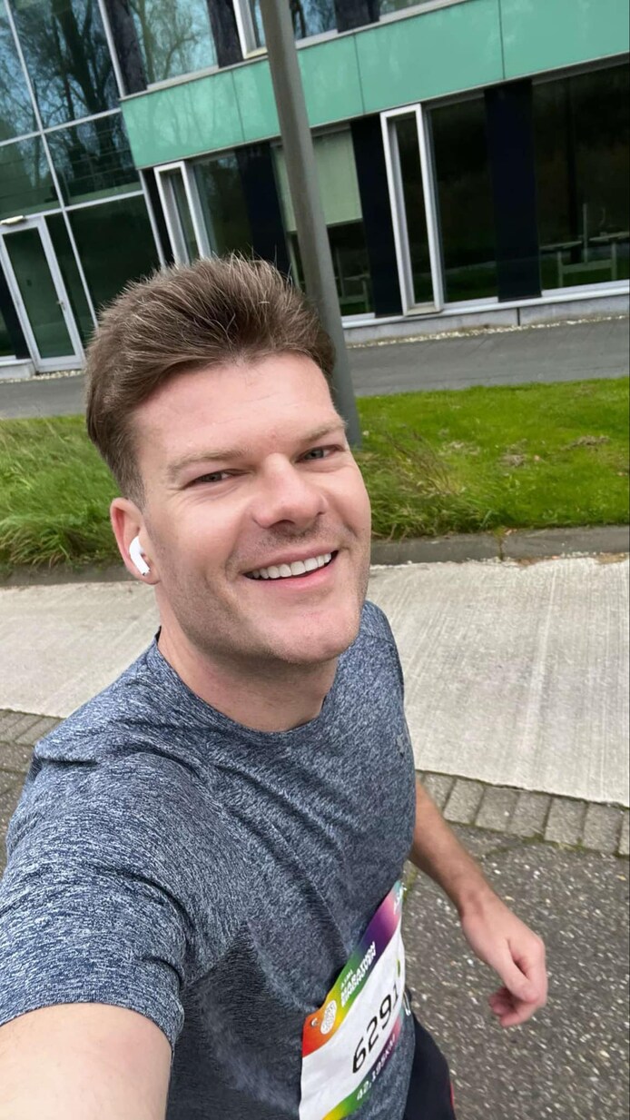 Gary (32) liep ongetraind de marathon van Eindhoven: ‘Ik raad het ...