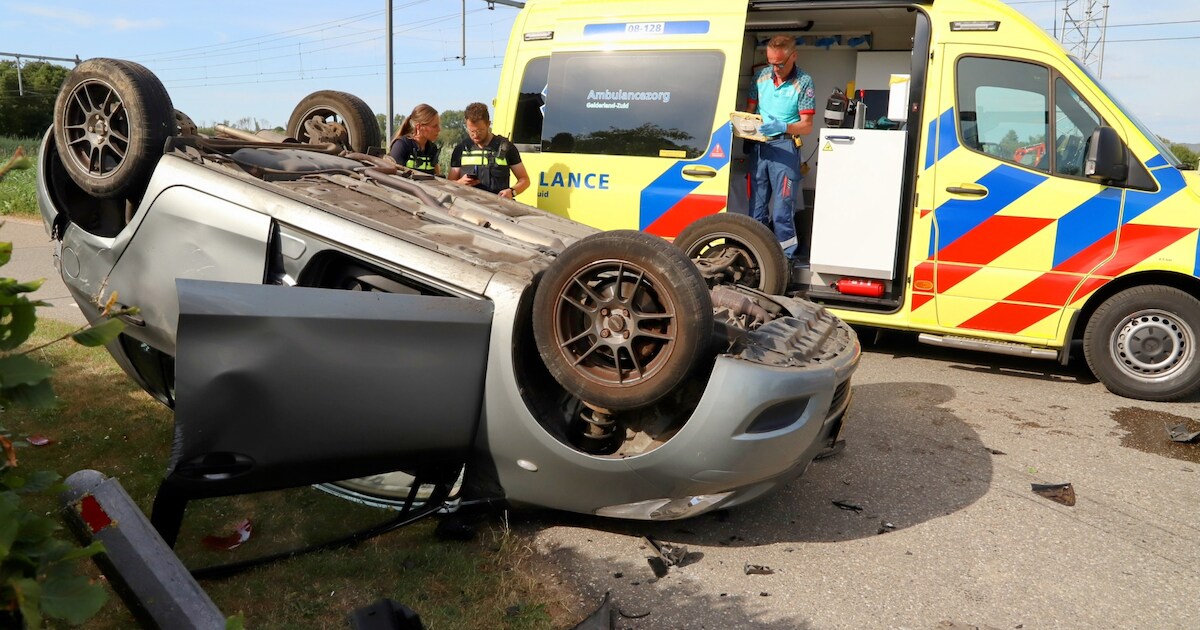 Auto belandt op zijn kop na botsing op de Oude Hoevenseweg in Tricht ...