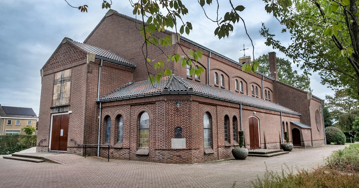 Monumentale dakpannen van kerk verdwijnen, zonnepanelen ervoor in de ...