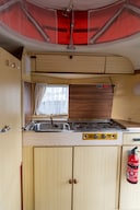 52 jaar oud en piepklein: toch trekken Evert en Piny met hun caravan ...