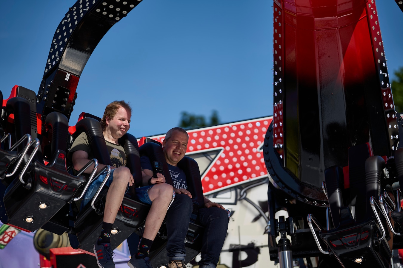 Pretparkfanaten laten gratis buitenkansje in Neede niet liggen | Foto ...