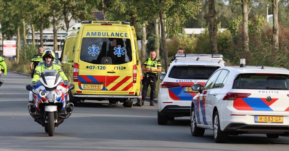 Terwijl motoragent boete uitdeelt, rijdt scooterrijder tegen hem aan ...