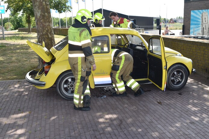 Oude Volkswagen Kever vat vlam op parkeerplaats in Zaltbommel ...