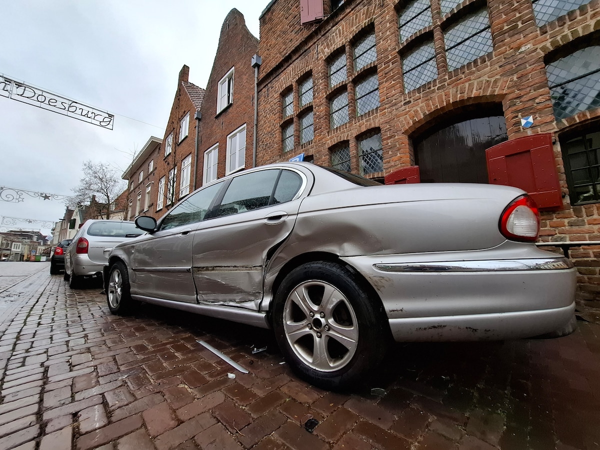 Politie-achtervolging eindigt pal voor de deur van Louis met ravage ...