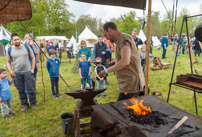 Middeleeuws festijn bij kasteel Cannenburch in Vaassen: ridders kloppen ...