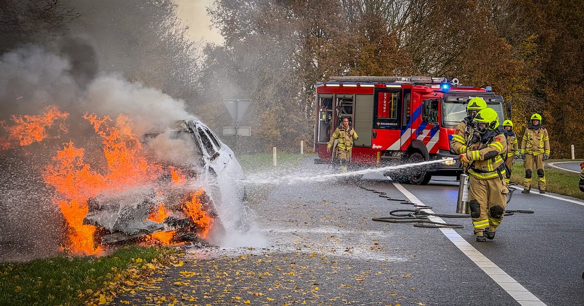 Personenauto brandt volledig uit op afrit van A348 bij De Steeg | 112 ...