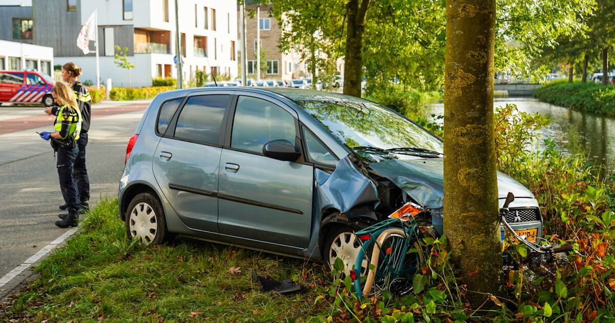 Automobiliste rijdt kind op fiets van achteren aan, slachtoffer raakt ...