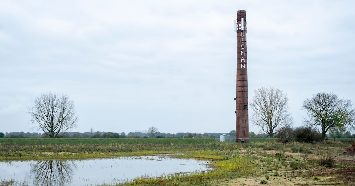 De monumentale schoorsteen in Milsbeek kan nog zeker twintig jaar mee ...