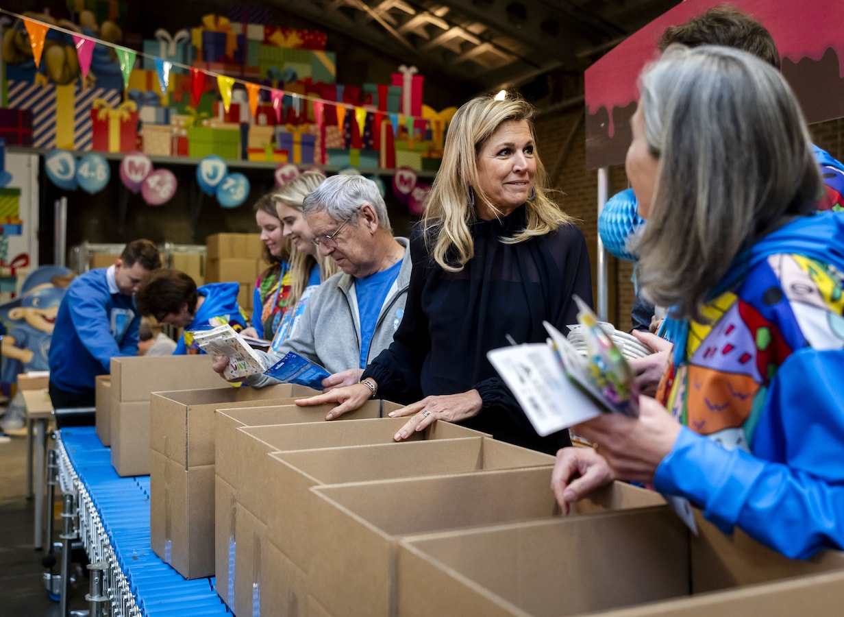 Koningin Máxima pakt cadeaus en taart in voor jarige kinderen uit arme ...