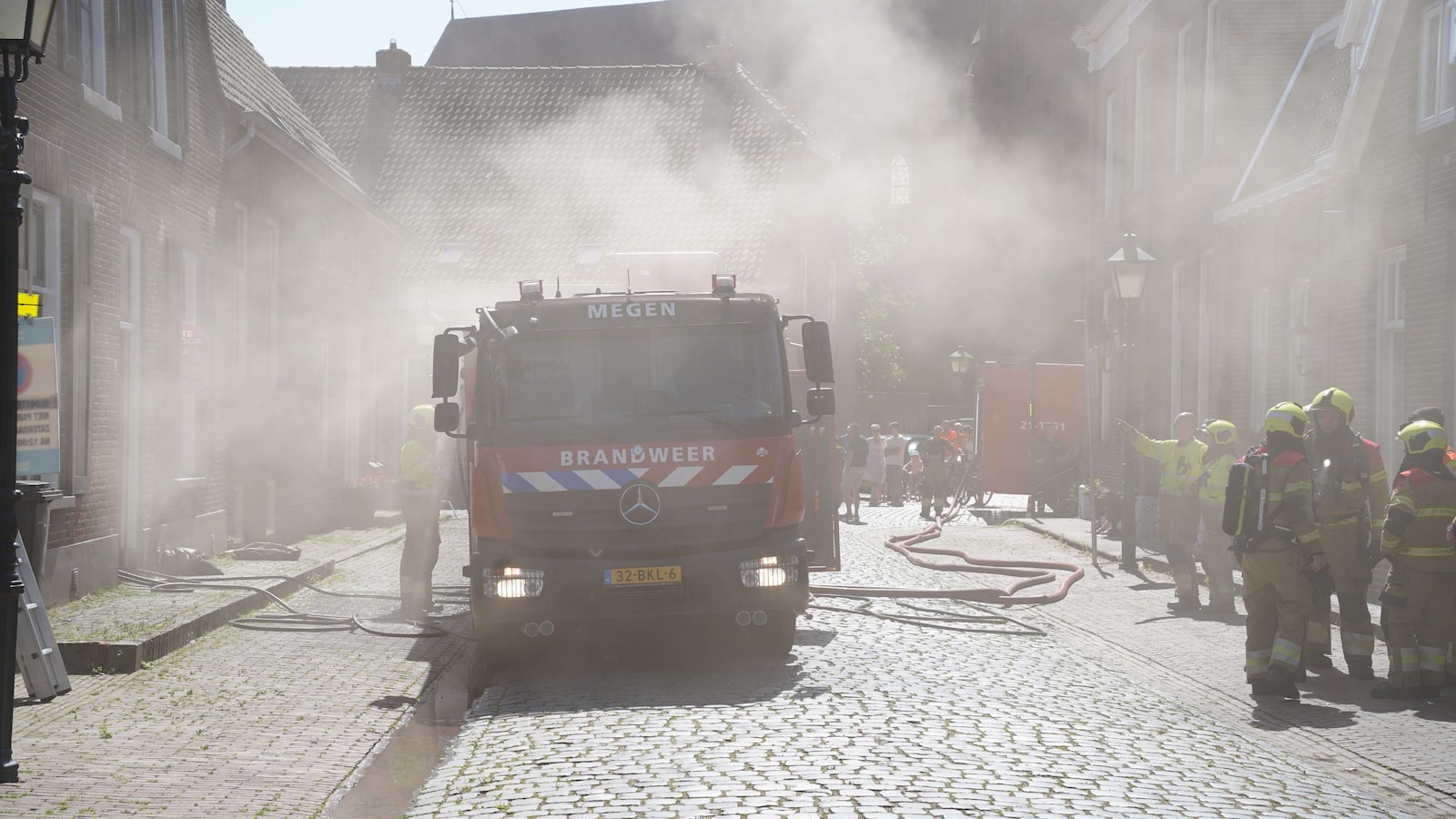 Man uit Megen ziet bij thuiskomst veel rook uit woning komen, brandweer ...