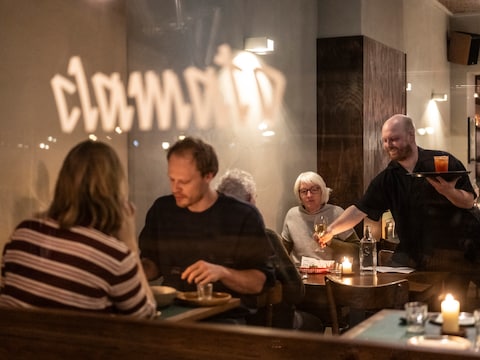 Dit is waarom iedereen naar Clamato wil: mezcal, mole en een ambiance ...