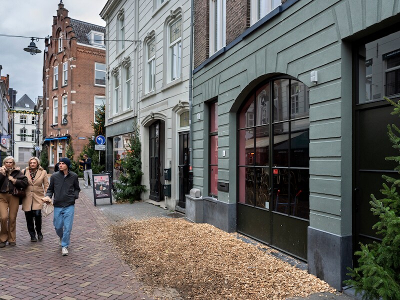 Vermogende inwoner lapt regels aan zijn laars en bouwt veel te grote ...