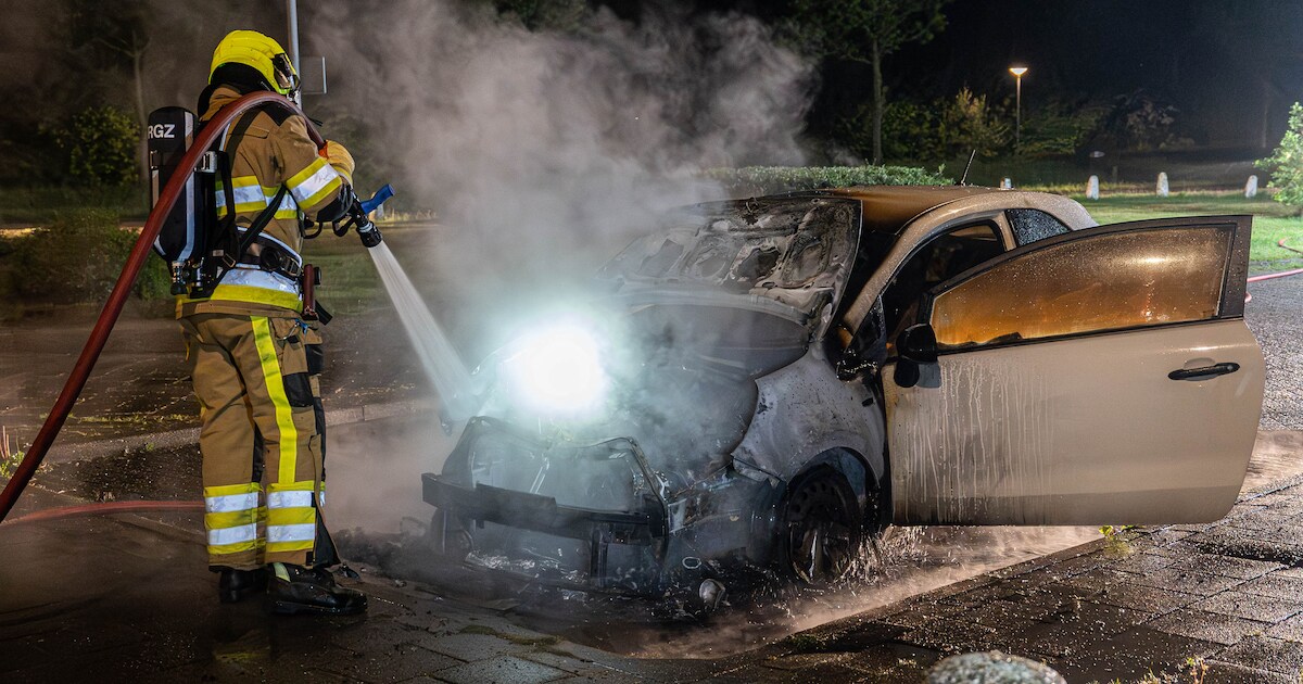 Motorblok en dashboard volledig verwoest bij autobrand in Nijmegen ...