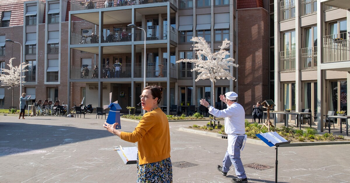 Liedjes van vroeger zingen in de tuin van verpleeghuis Klinkenberg ...