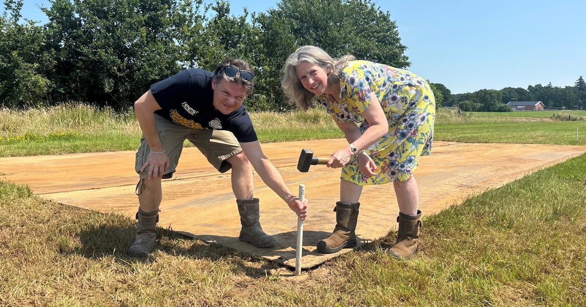 Burgemeester Gea Hofstede slaat eerste paaltje voor opbouw Zwarte Cross ...
