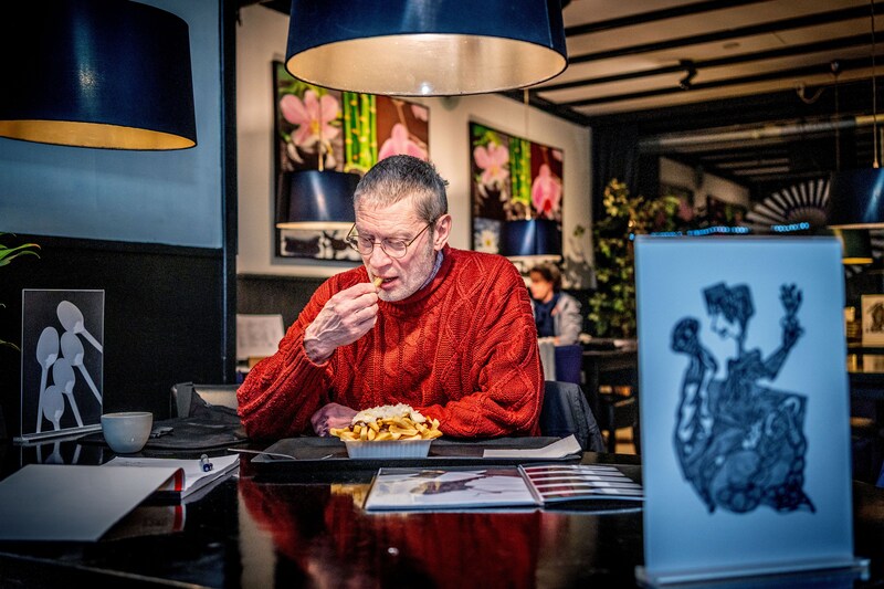 Je komt voor een bamischijf, je krijgt een kunstenaar aan je tafel: een ...