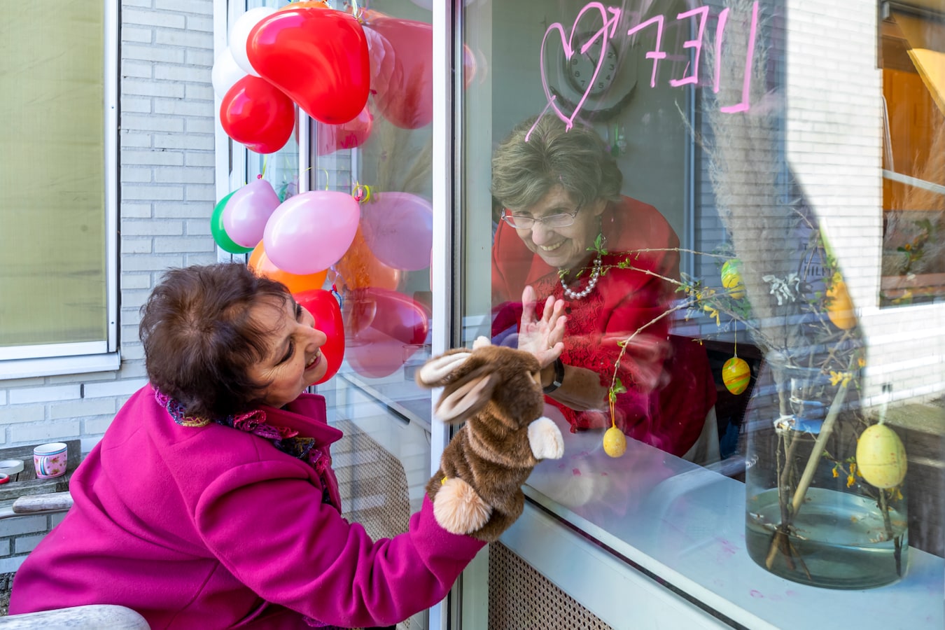 Louise (66) zit elke dag voor het raam bij het verzorgingshuis van haar ...