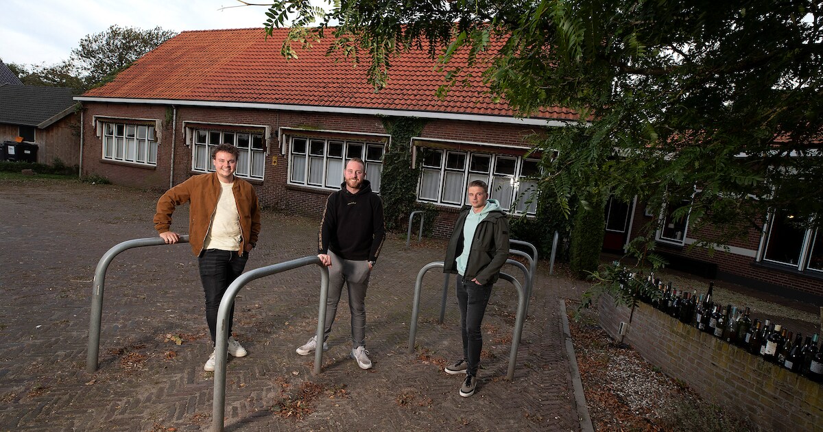 Luuk, Milan en Mark wonen straks in de oude feestzaal van hun ...
