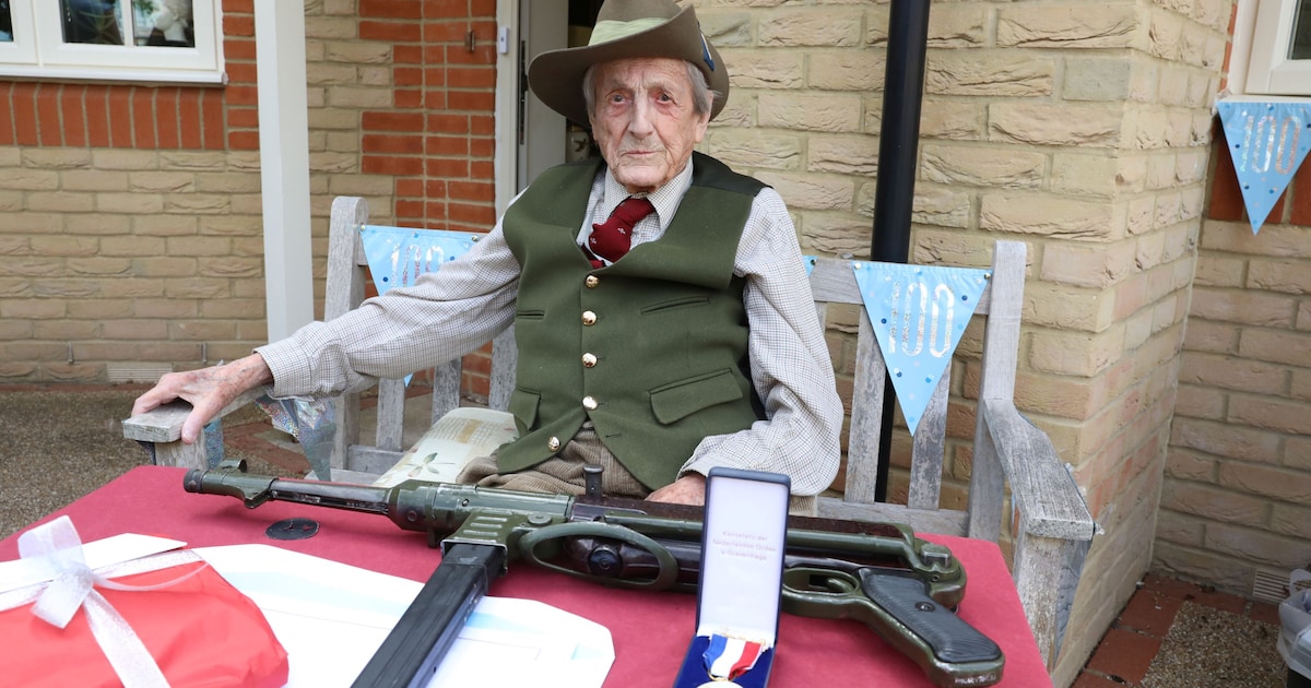 Arnhem veteraan John Waddy (100) toont trots zijn Schmeisser MP40 en ...