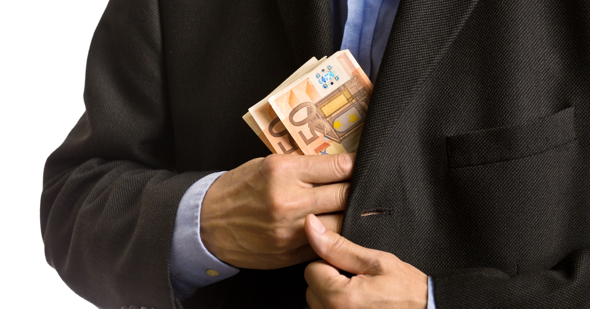 Topbestuurders hebben vrijdag minimumloon voor het hele jaar al binnen, zegt FNV | Geld | De ...