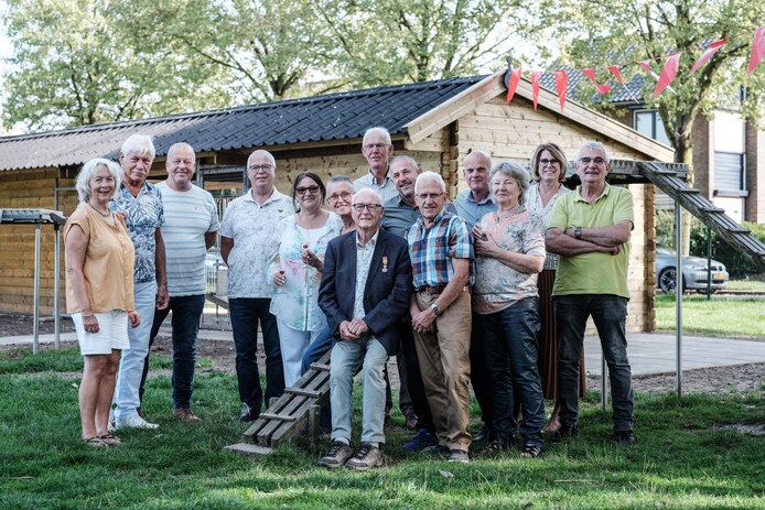 Onmisbaar op zijn 85ste: Jan krijgt lintje en heropent kinderboerderij ...