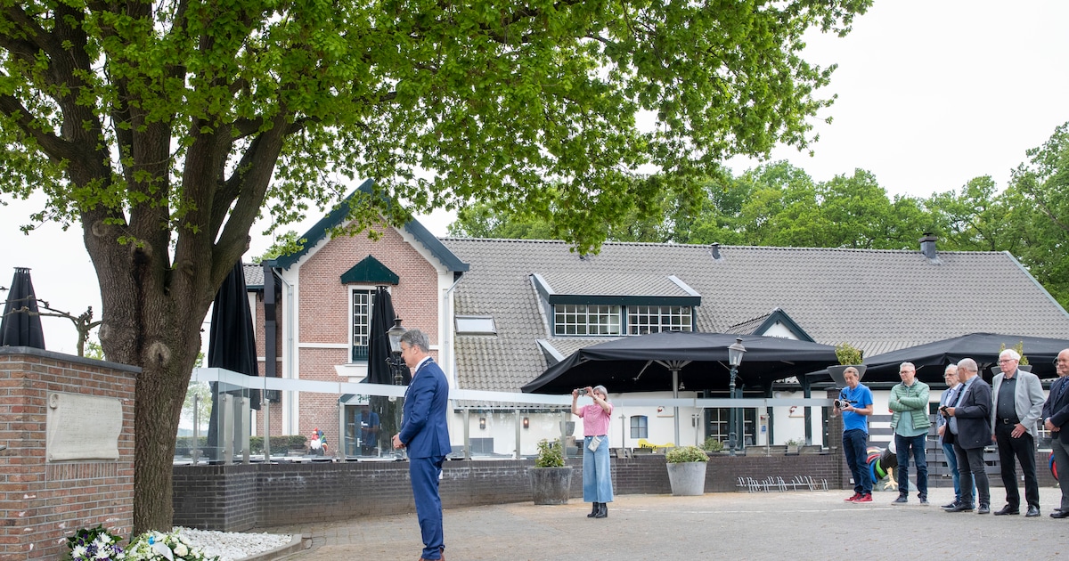 Bloemen voor huzaren die hun leven gaven voor de Grebbelinie | Ede | De ...