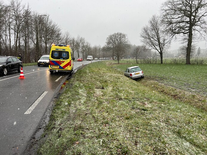 Eerst auto in de greppel, daarna botsing in de file op rondweg Lochem ...