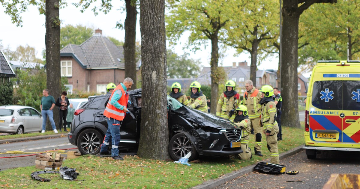 Auto knalt tegen boom in Voorthuizen: brandweer moet inzittenden bevrijden | De Vallei ...