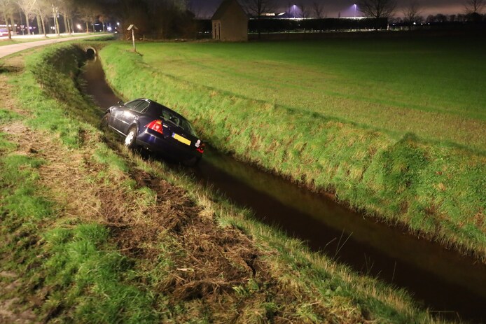 Auto in greppel in Venhorst, bestuurder is spoorloos | Brabant ...