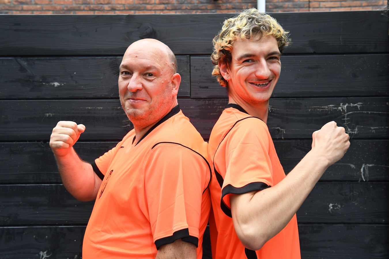 Vader Arjan (57) verrast zoon Tim met bijzonder cadeau voor zijn 21ste ...